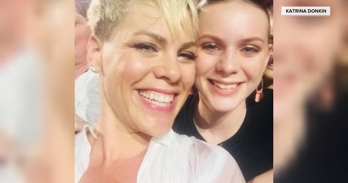 Pink hugs fan at concert who held up sign about losing her mother