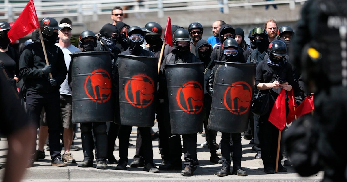 Right-wing and anti-fascist groups clash at Portland rally