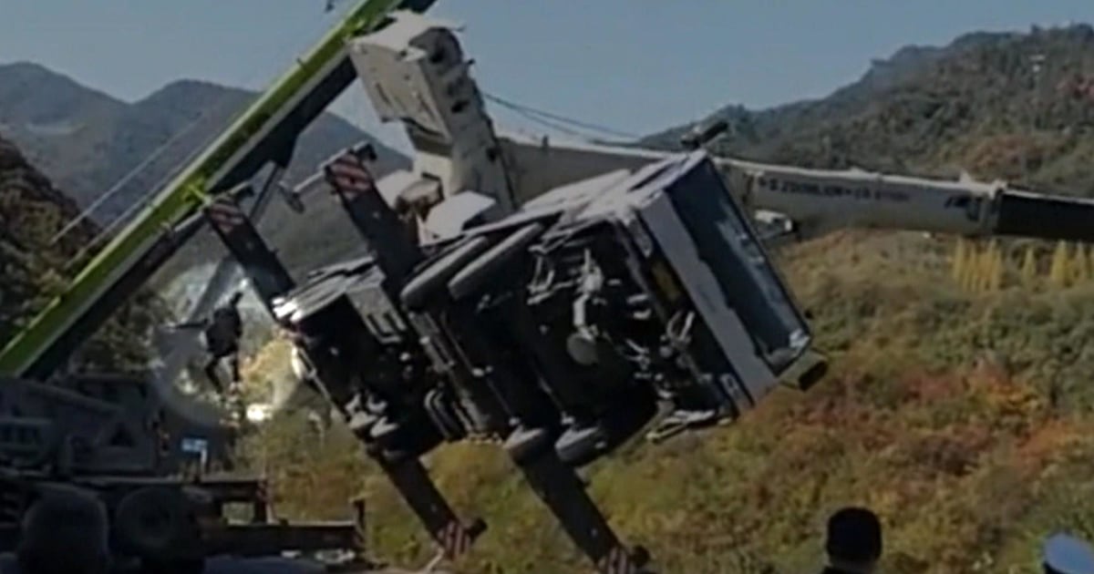 Dramatic video shows driver escaping toppling crane