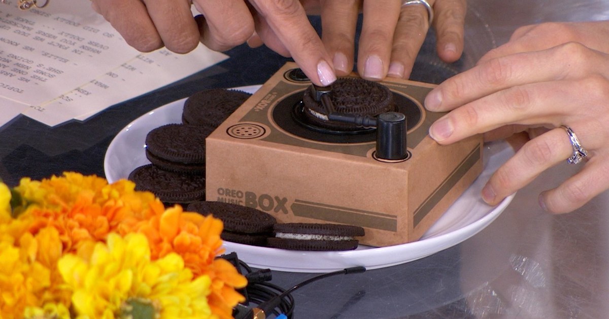 Hoda and Ellie Kemper try the Oreo Music Box