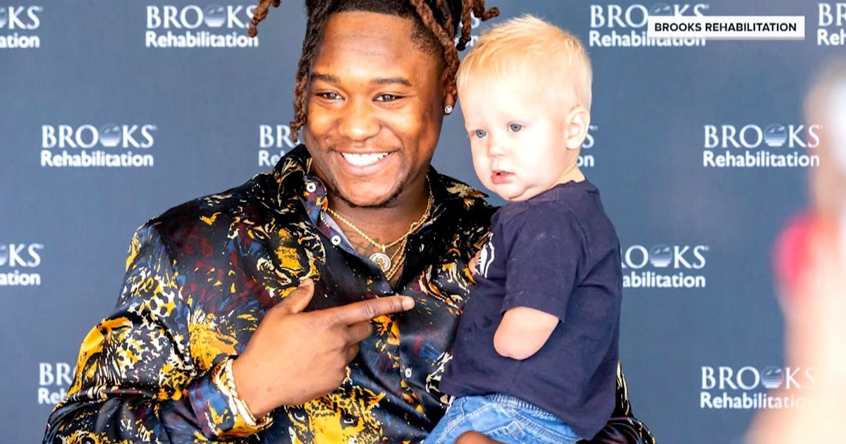 1-handed NFL player has adorable meet with boy with 1 hand