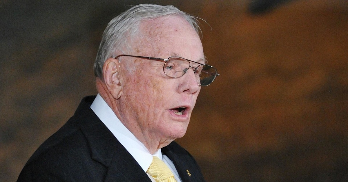 Neil Armstrong’s family was paid $6M by hospital after his death Neil Armstrong’s family was paid $6M by hospital after his death