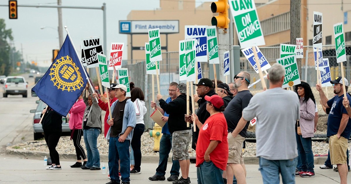 General Motors, auto workers continue talks as strike presses on