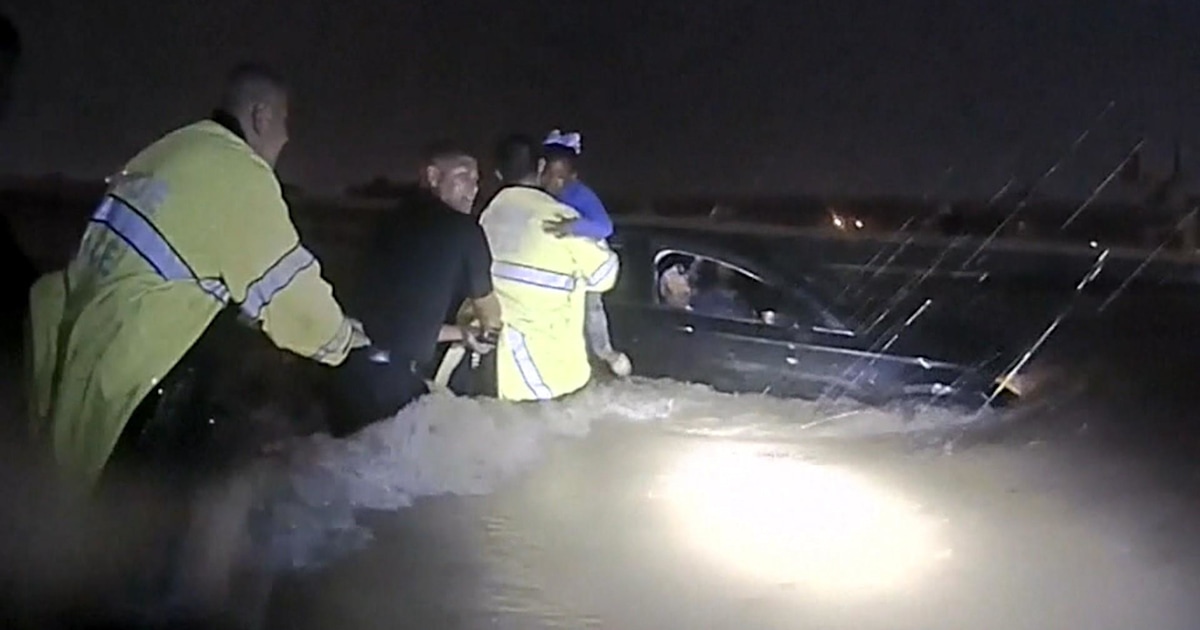 Officers form human chain to rescue family during tropical storm