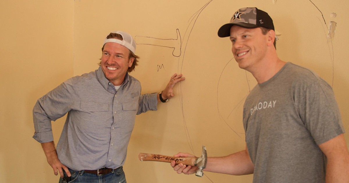 Chip Gaines and Willie Geist compete in hammer-throwing contest