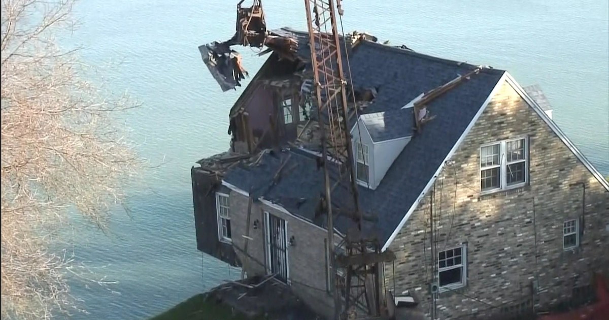 House teetering on cliff is being demolished (VERY carefully)