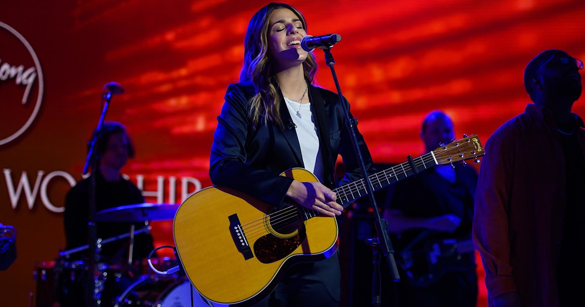 Hillsong Worship performs ‘King of Kings’ live on TODAY