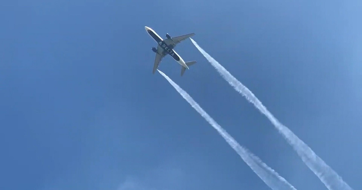 Plane dumps fuel over school playground in Los Angeles Plane dumps fuel over school playground in Los Angeles