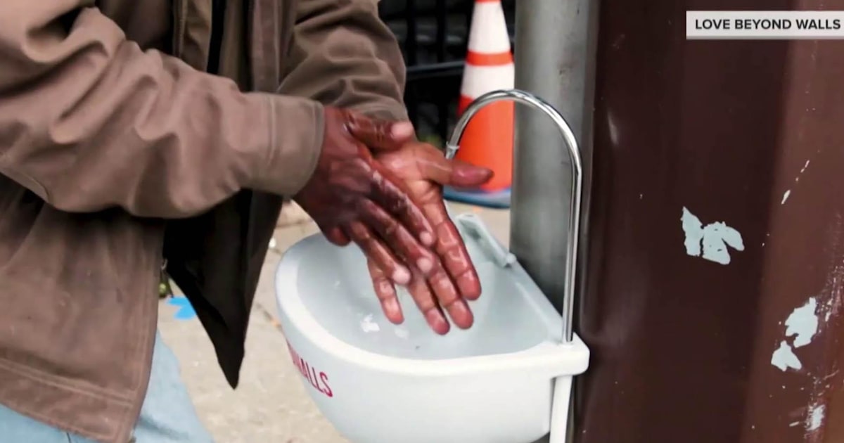 Man brings portable sinks to homeless to help curb coronavirus