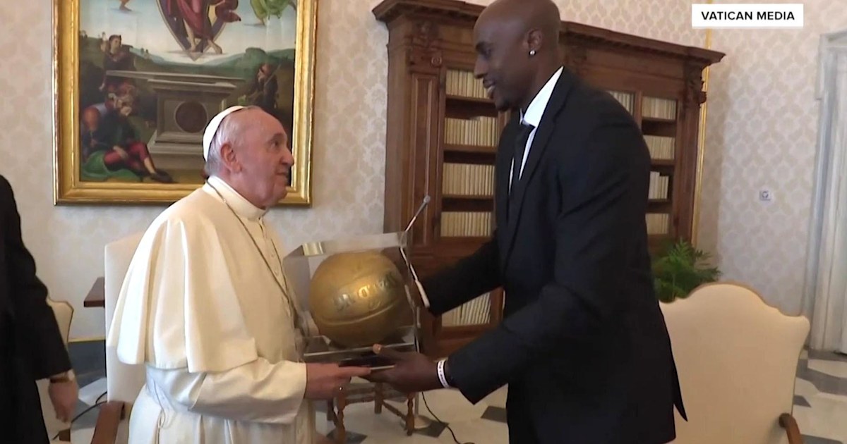 Pope Francis talks with 5 NBA players about social justice
