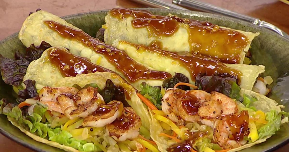 Make shrimp and vegetable spring rolls in crepes with savory sauce