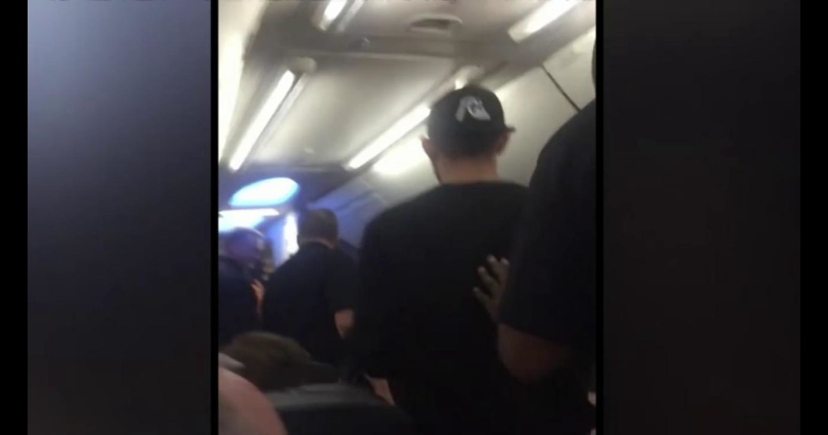 Video: Passengers applaud as unruly passenger removed from flight