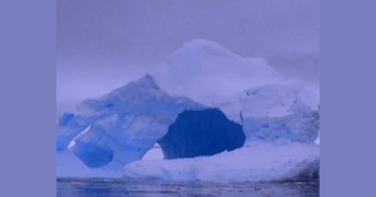 Tourist captures spectacular iceberg collapse on video