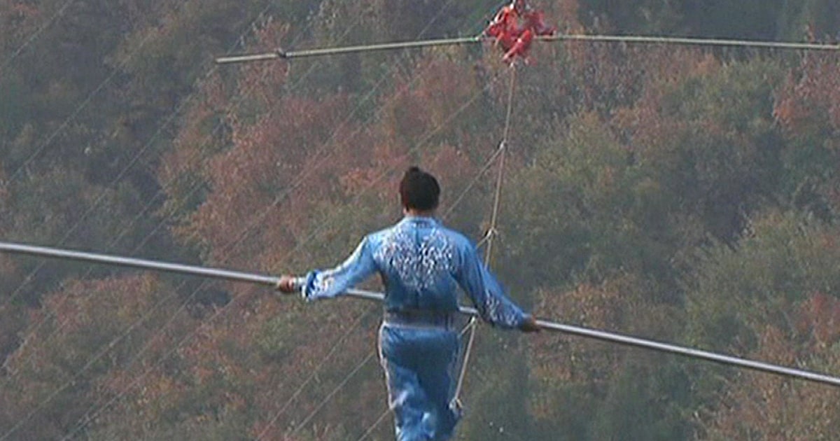 Tightrope walker crosses Great Wall without safety net