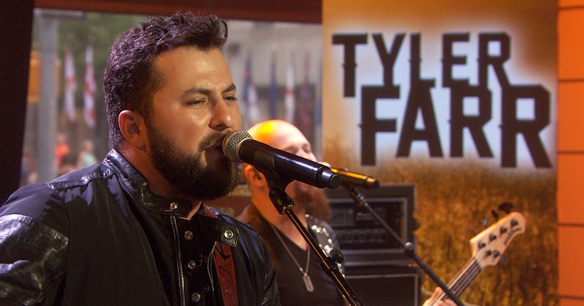 Country singer performs ‘Whiskey In My Water’