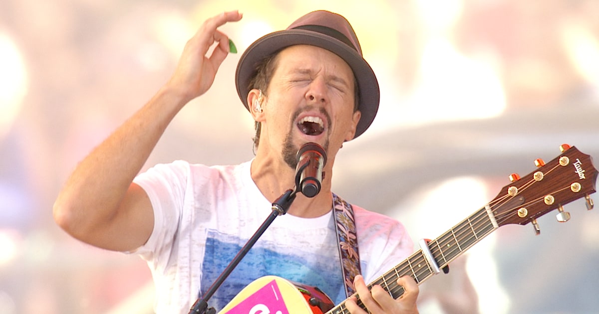 Jason Mraz keeps his grandma close to his heart … and to his ear