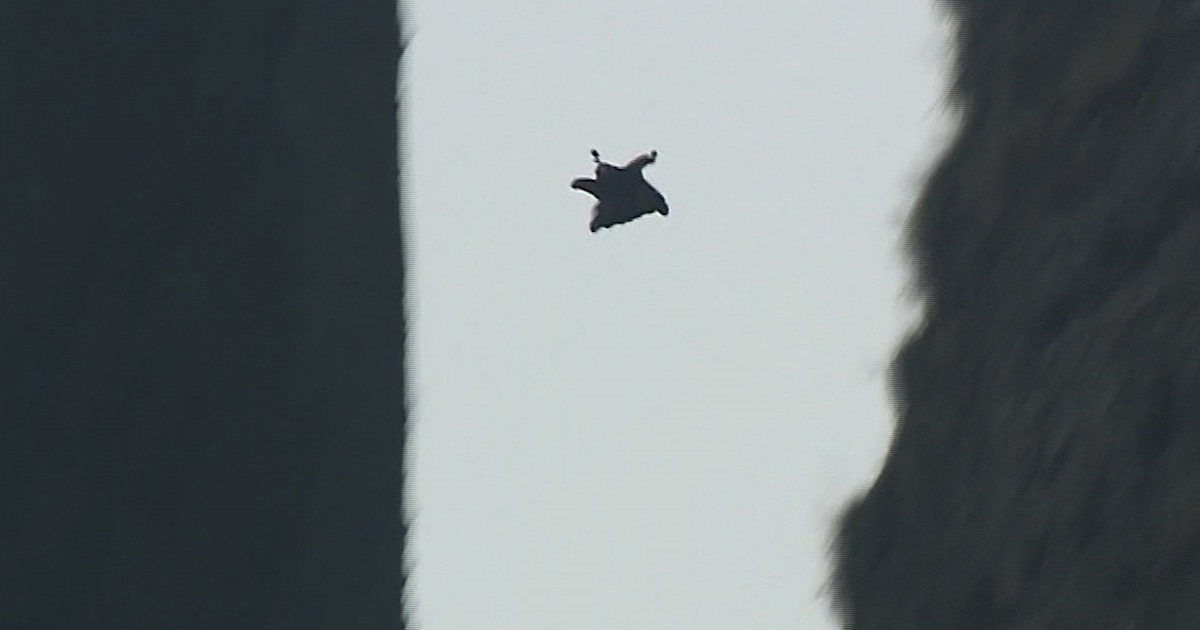 Daredevil lands daring ‘flying dagger’ stunt