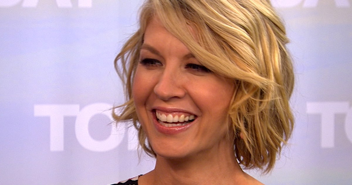 Jenna Elfman has impromptu press conference