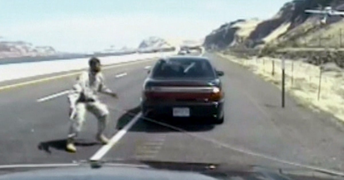 Gunman shoots at police with 3 kids in car, video shows