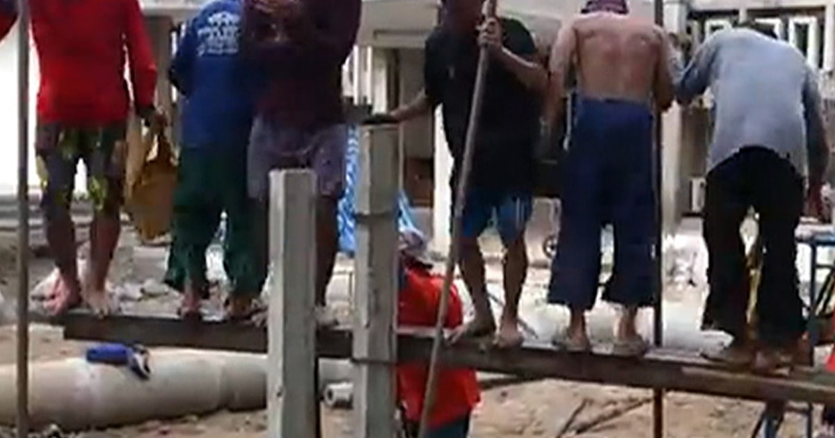 Thai workers become human-powered piledriver