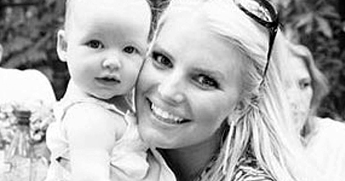 Jessica Simpson reveals photo of baby daughter