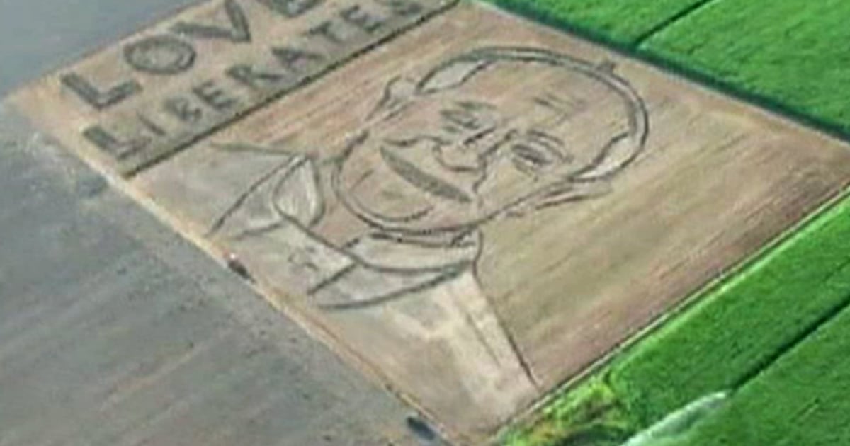 Artist creates 328-foot Pope-corn masterpiece