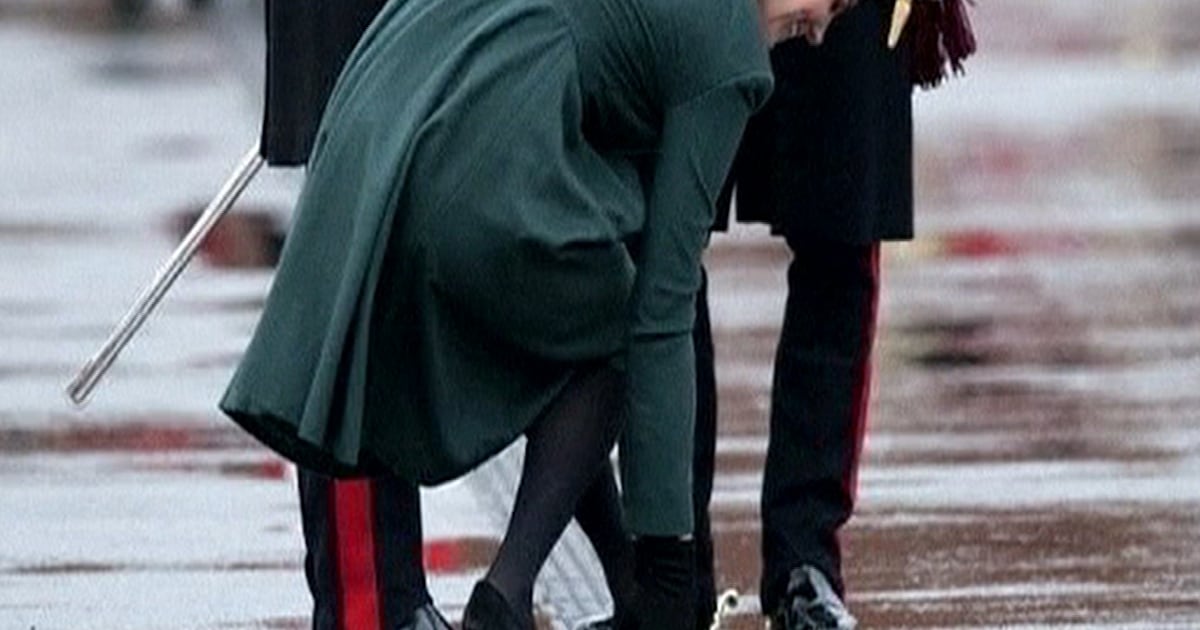 Duchess Kate gets her heel stuck in metal grate