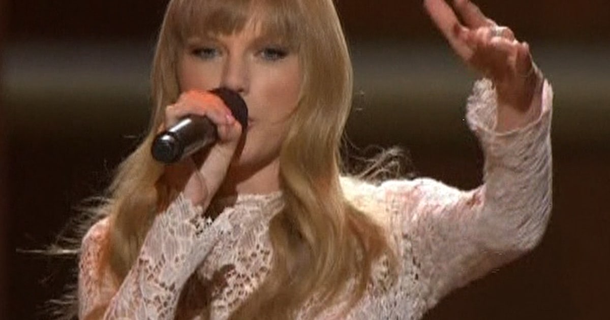 Taylor Swift shows off her beatboxing skills
