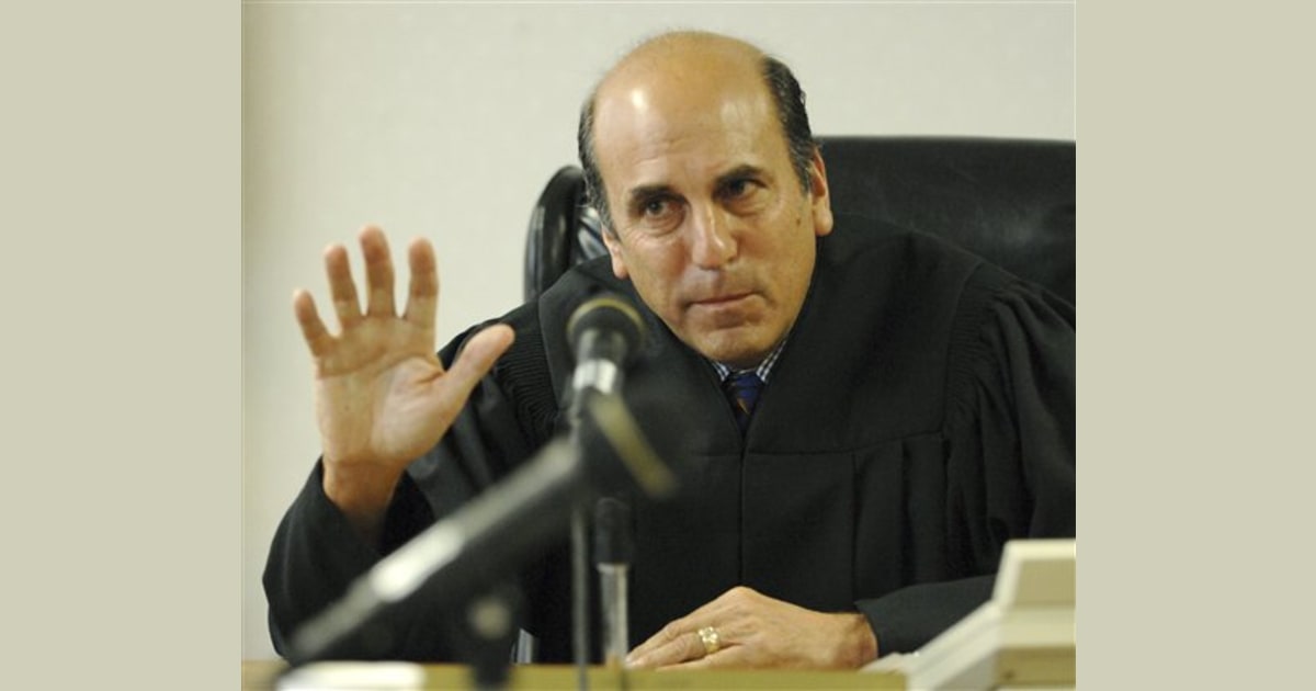 Judge orders new DNA test on Smith’s body