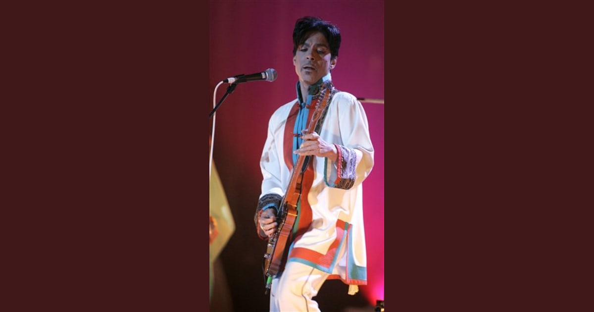 Prince surprises waiting fans with a show