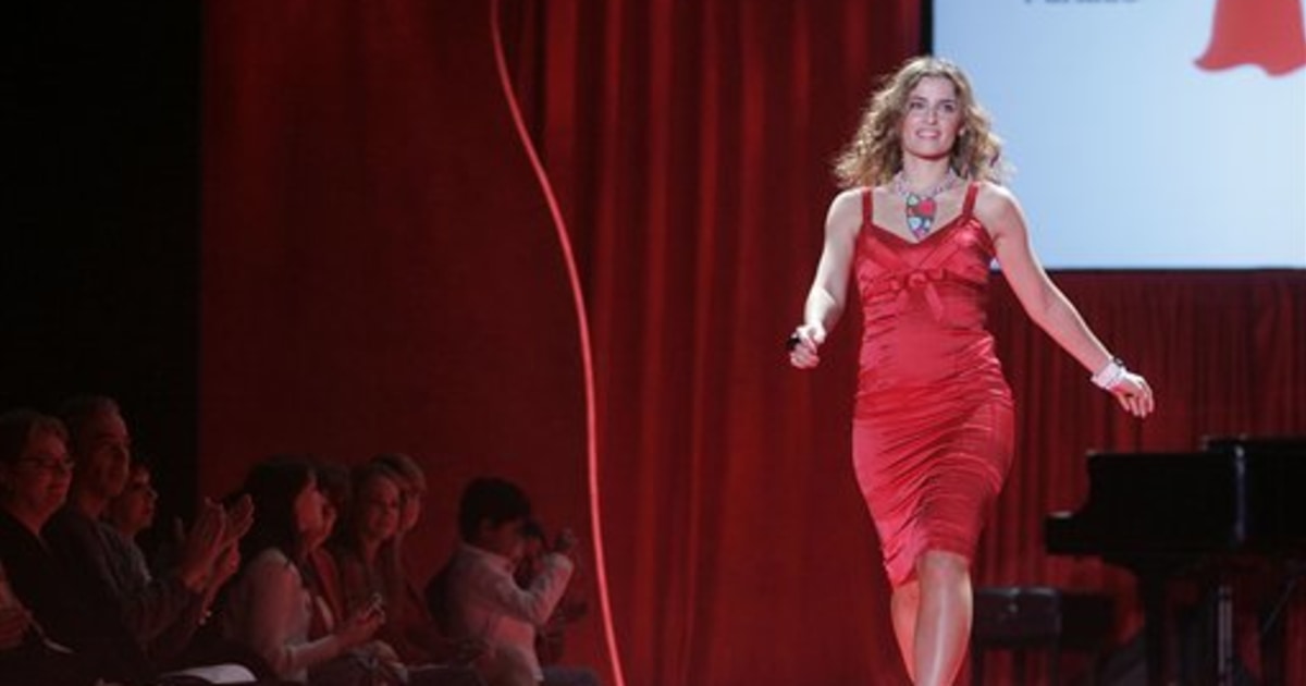 Singers work little red dresses for a good cause