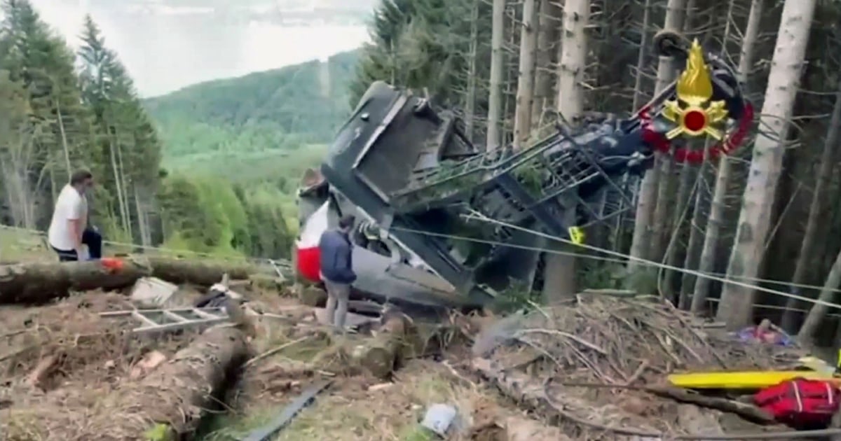 Cable car plunges into mountain in northern Italy, killing 14 passengers