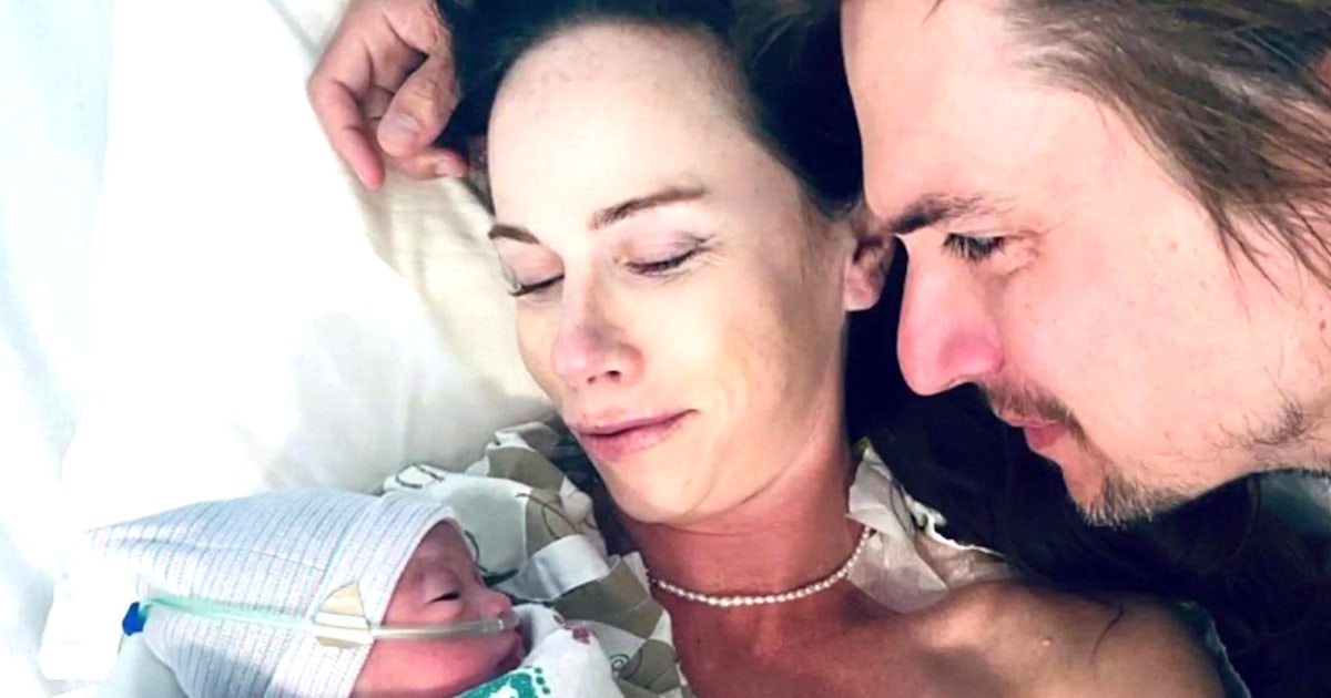 Barbara Bush gives birth to her 1st child, a girl
