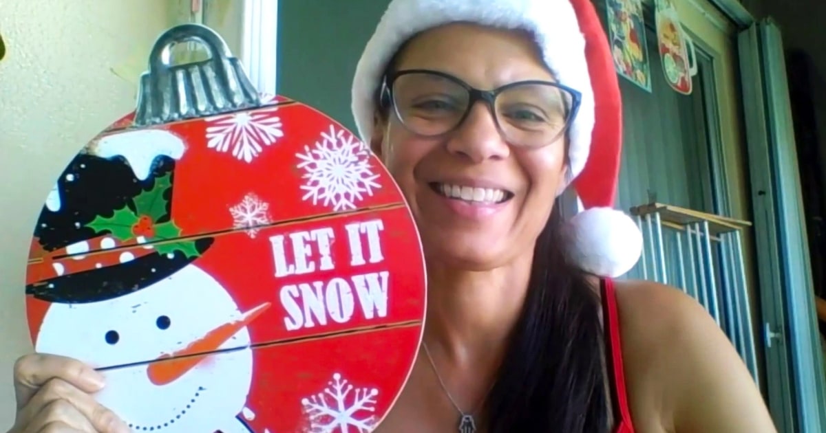 TODAY fan plays Suddenly Santa game with Hoda and Jenna – and wins a trip!