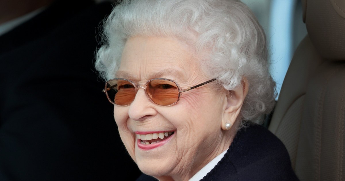 Queen Elizabeth makes first public appearance since March