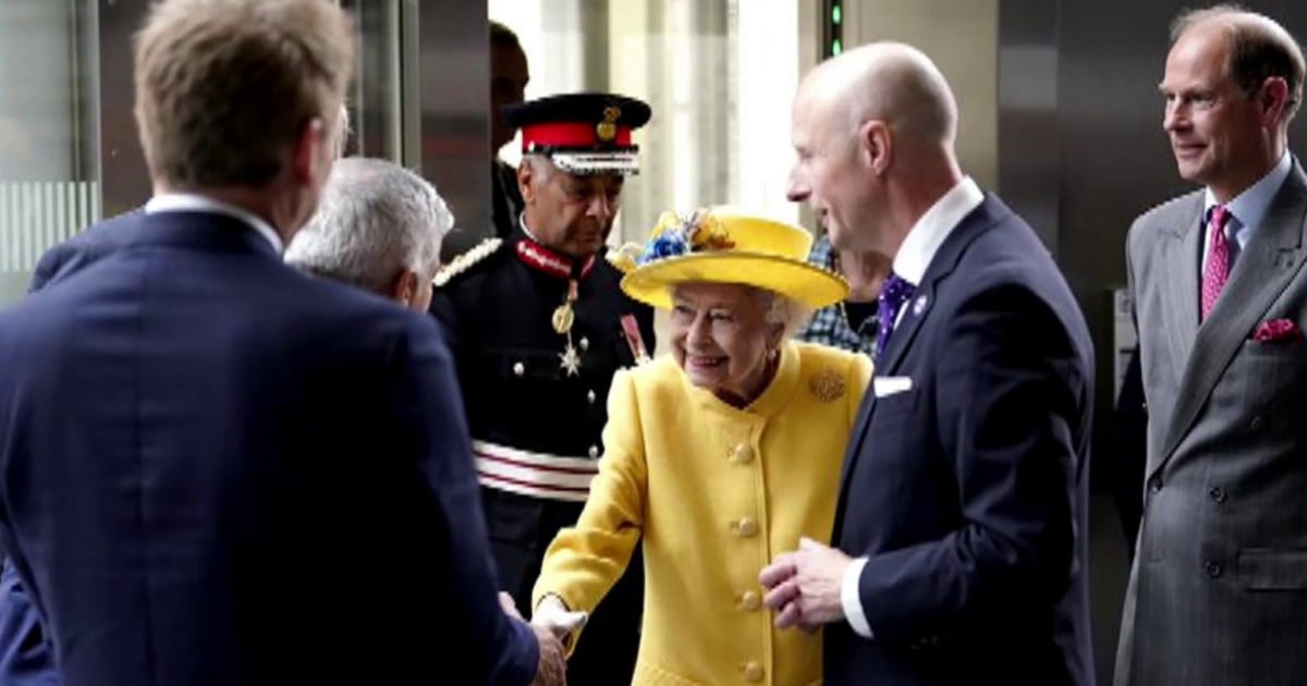 Queen Elizabeth makes surprise appearance at Paddington Station
