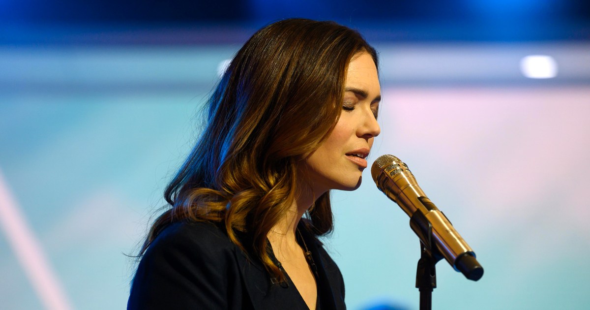 Mandy Moore performs 'Four Moons' live on TODAY