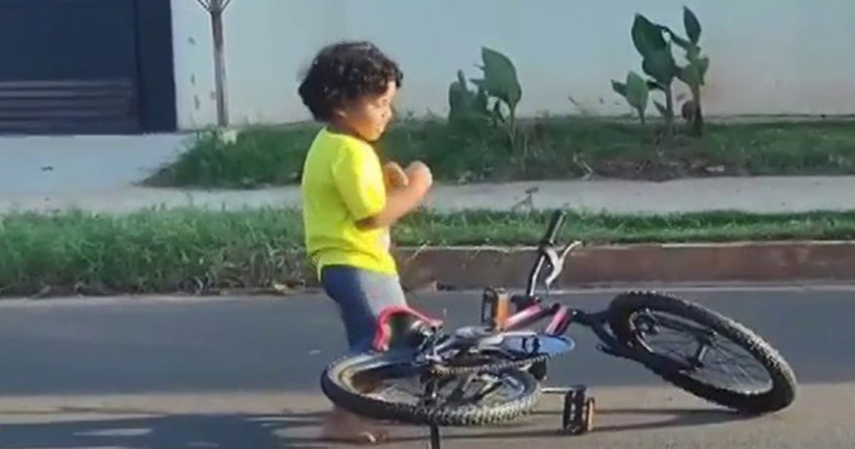 Boy shakes off bike fall with a hysterical little dance