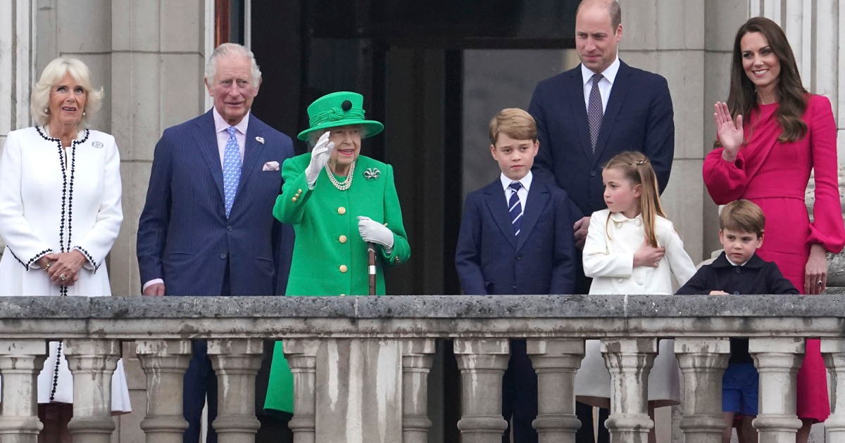 Queen makes surprise balcony appearance to wrap up Jubilee