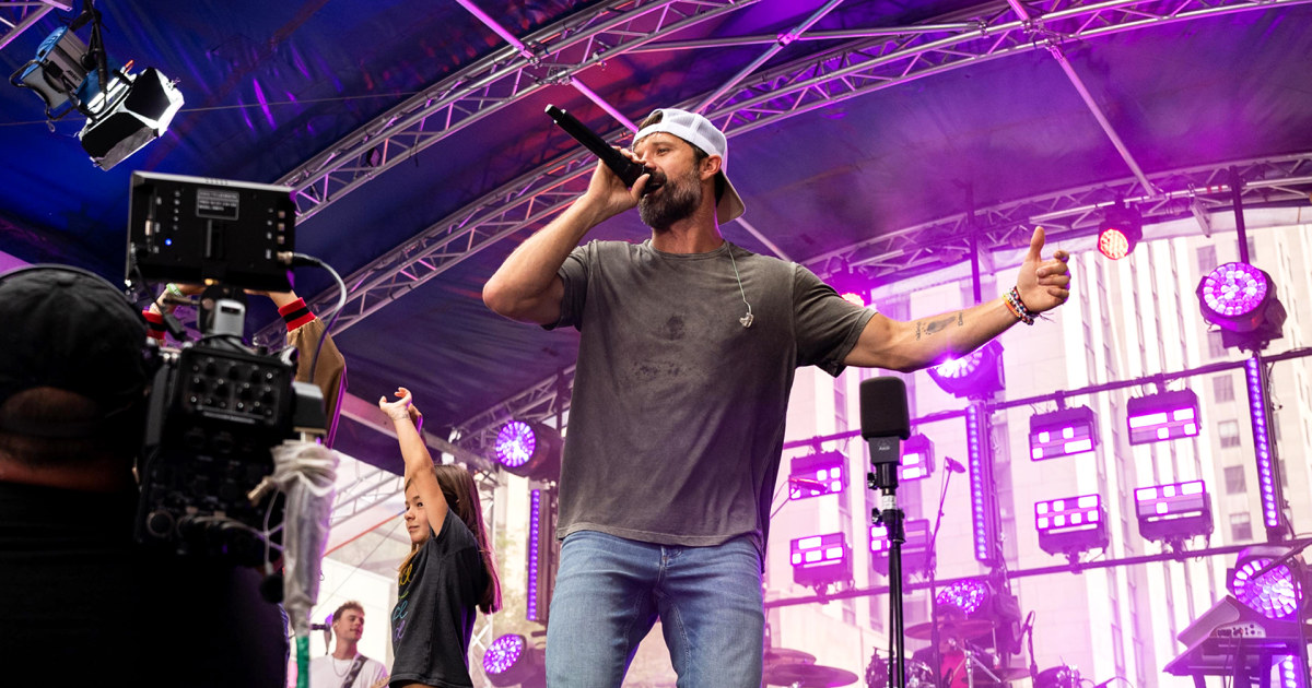 Walker Hayes rocks the TODAY plaza with a performance of ‘AA’