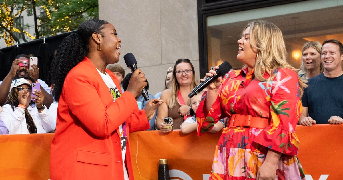 Kelly Clarkson surprises superfan with live duet on TODAY