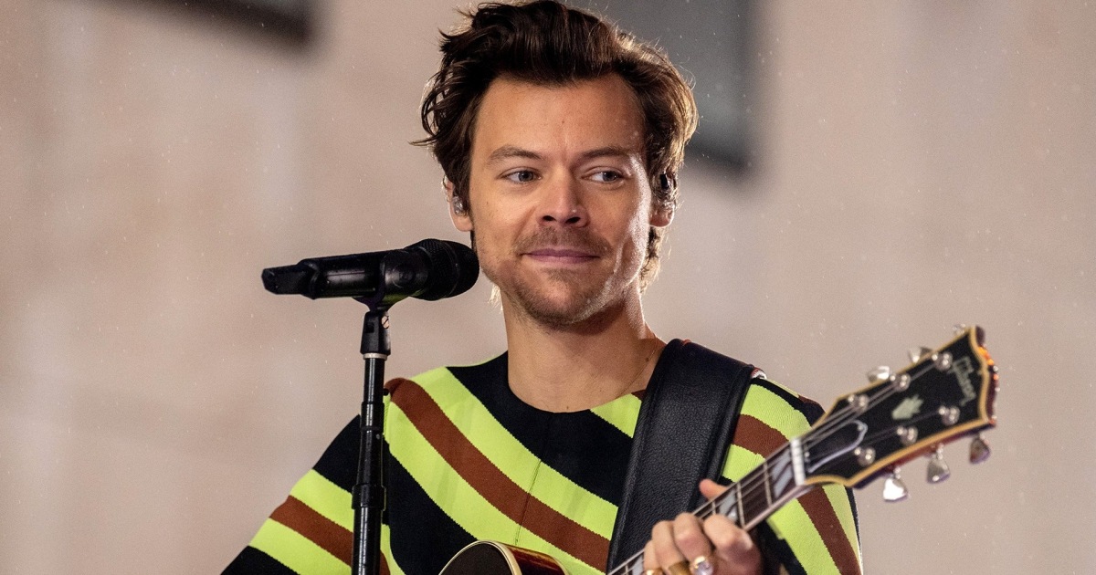 Watch Harry Styles pay tribute to Queen Elizabeth during concert