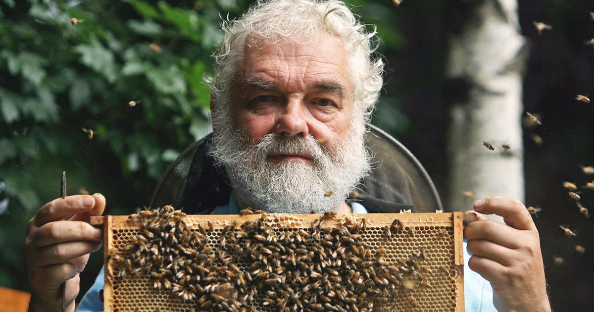 Royal beekeeper informs Queen Elizabeth’s bees of her death