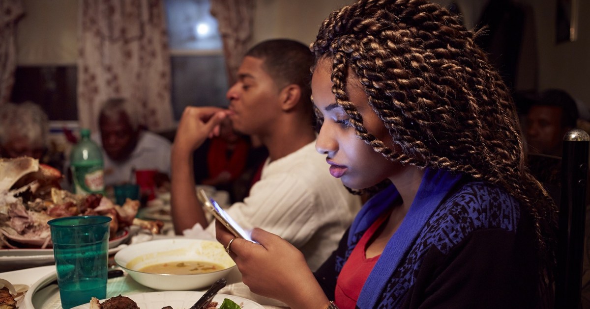 How to set a no-phones policy at the Thanksgiving table