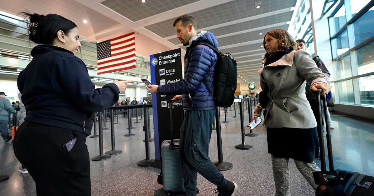 Airports and highways report few travel issues on Thanksgiving