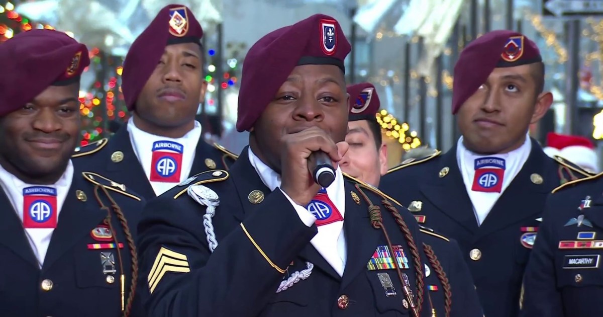 Army’s 82nd Airborne Band and Chorus performs ‘White Christmas’