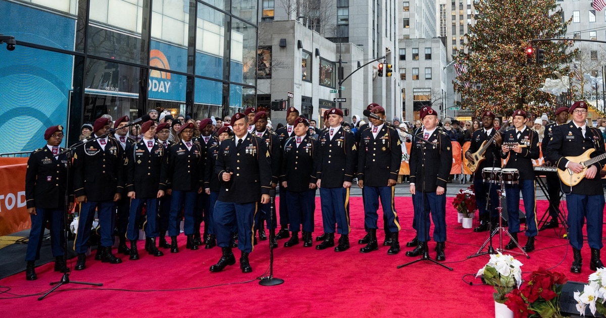 Army’s 82nd Airborne Band and Chorus performs ‘Joy to the World’