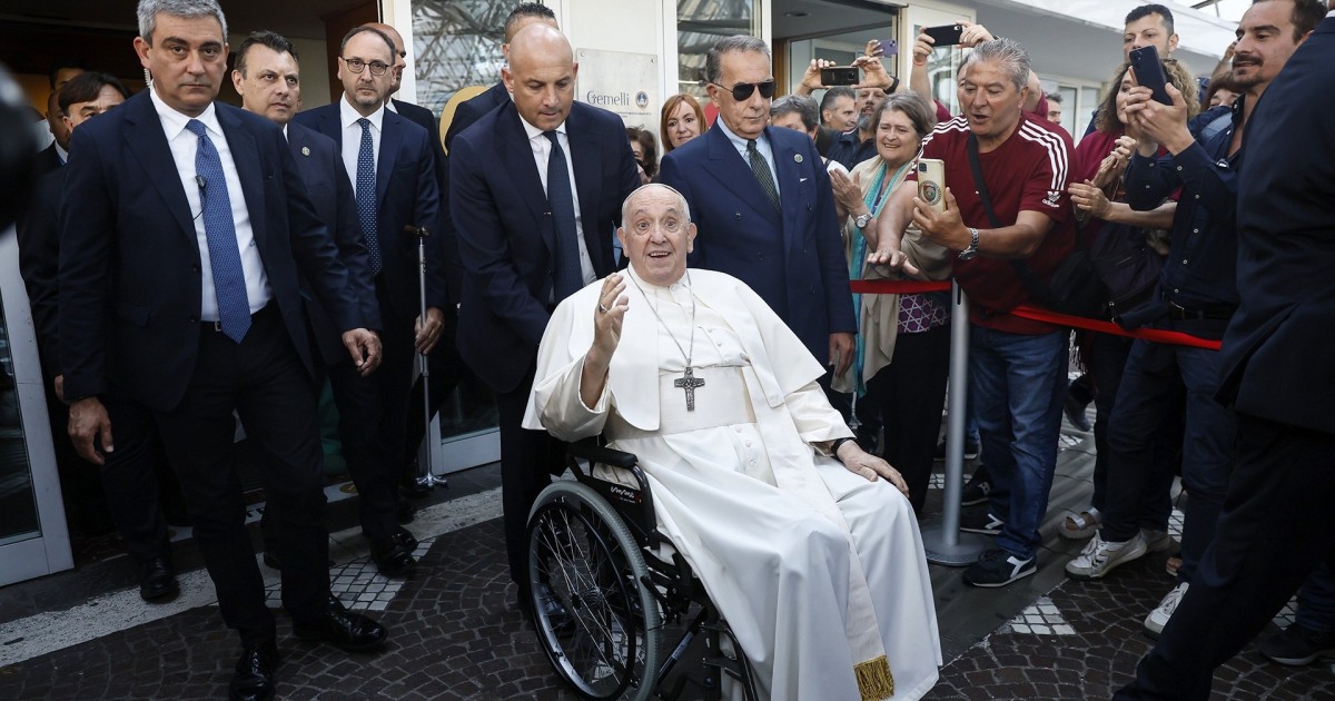 Pope Francis leaves hospital and already back at work