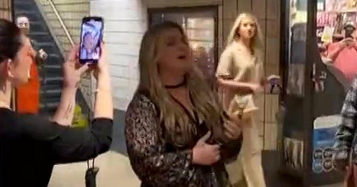 See Kelly Clarkson give surprise performance in NYC subway
