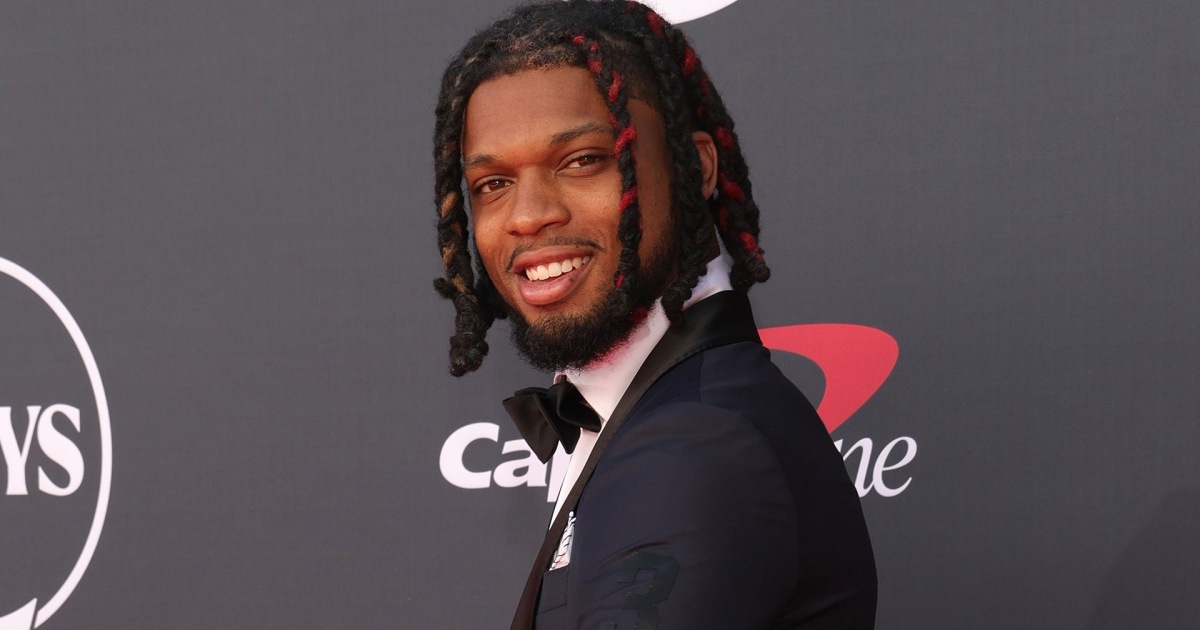 Damar Hamlin tears up honoring first responders who saved his life